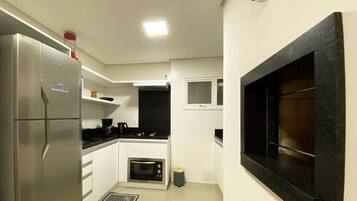 Apartamento Básico | Cozinha privada | Um frigorífico, um micro-ondas, um forno, uma chaleira elétrica