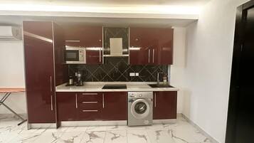 Quarto Duplo Familiar, Vista para a cidade | Cozinha privada | Um frigorífico/congelador grande, um micro-ondas, um forno