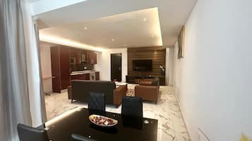 Quarto Duplo Familiar, Vista para a cidade | Sala de estar | TV de ecrã plano