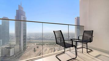 Apartamento sênior, 1 cama King, vista para a cidade | Sacada