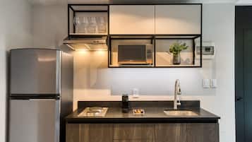Master Penthouse with a Private Terrace | Cozinha privada | Um micro-ondas, uma placa de cozinha, uma máquina de café expresso