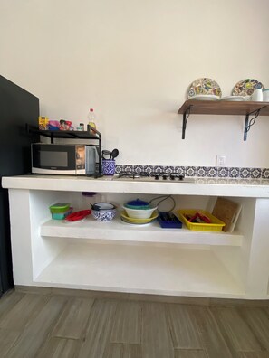 Apartamento | Cozinha privada | Um frigorífico/congelador grande, um micro-ondas, uma placa de cozinha 