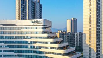 Um hotel com vários andares e design moderno, com uma placa de destaque 'Fairfield by Marriott'.