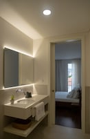 Quarto Duplo | Casa de banho | Um polibã, um secador de cabelo (mediante pedido), toalhas fornecidas 