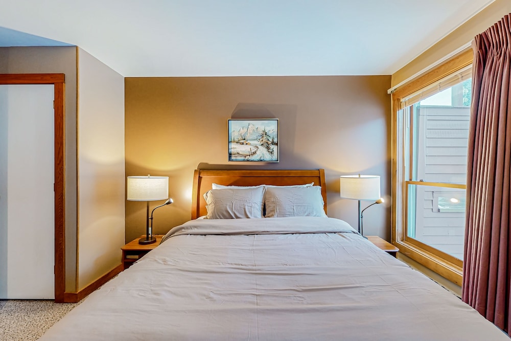 Mountain View Condo With Pool, Hot Tub, Sauna & Gym - Walk To Lifts & Golf - Killington, VT