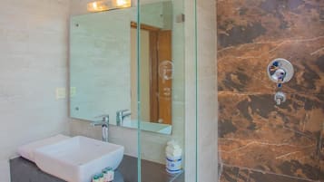 Quarto casal conforto | Banheiro | Secador de cabelo, toalhas de banho, sabonete, shampoo