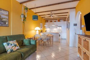 Apartamento família, vários quartos (Brentano Giardino) | Área de estar | TV de tela plana 21 polegadas com canais a cabo, TV