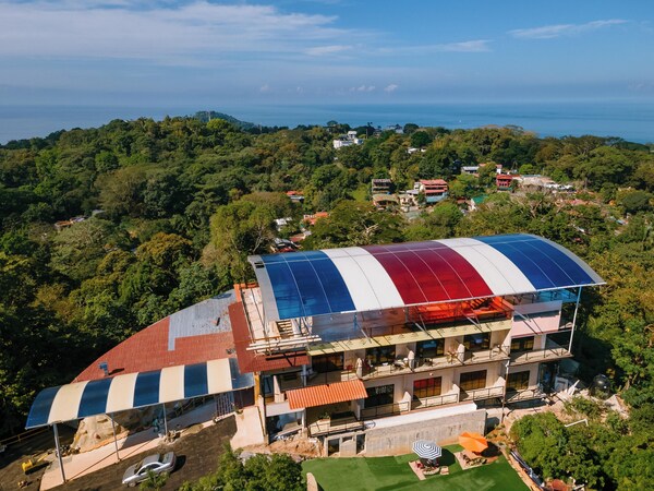 Mountain Top Park Hotel - Quepos