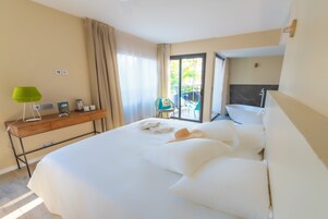 SUPÉRIEURE AVEC BAIGNOIRE | Roupas de cama premium, frigobar, cofres nos quartos, cortinas blackout