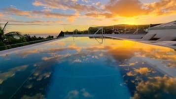 Piscina exterior, guarda-sóis, espreguiçadeiras