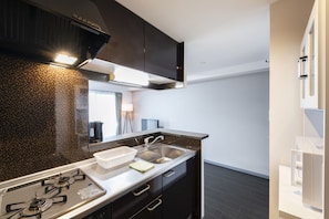 Apartamento básico | Cozinha privada | Geladeira grande, micro-ondas, cooktop, torradeira