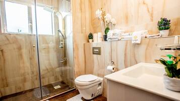 Um polibã, artigos de higiene pessoal grátis, chinelos, um bidé