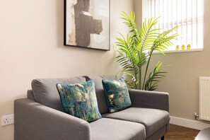 Apartamento executivo, 1 quarto | Área de estar | Smart TV 40 polegadas com canais digitais