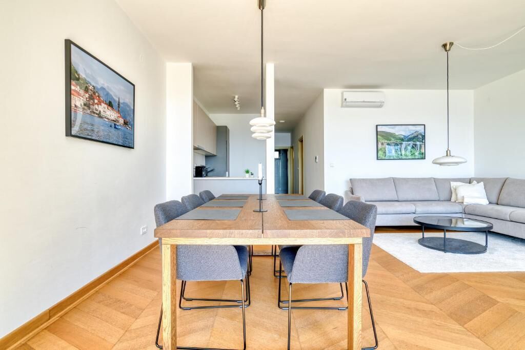 Apartamento luxo, vista para o mar | Área de estar | TV LCD