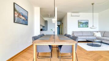 Apartamento luxo, vista para o mar | Área de estar | TV LCD