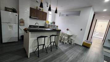 Apartamento | Cozinha privada | Um frigorífico, um micro-ondas, liquidificador, grelhador