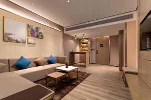 Uma sala de estar moderna com sofá, mesa de centro e obra de arte na parede.
