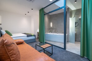 Frigobar, cofres nos quartos, escrivaninha, quartos à prova de som