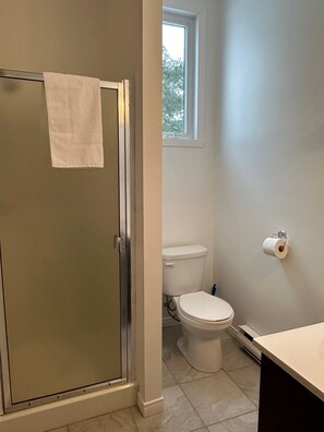 Quarto quádruplo básico | Banheiro | Toalhas de banho, sabonete, shampoo, papel higiênico