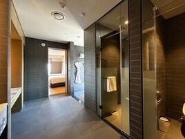 Penthouse | Casa de banho | Uma banheira, um secador de cabelo, chinelos, toalhas fornecidas 