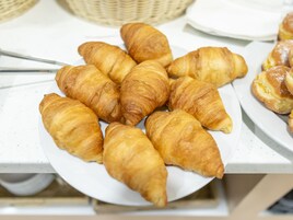 Uma travessa de croissants sobre uma mesa branca.