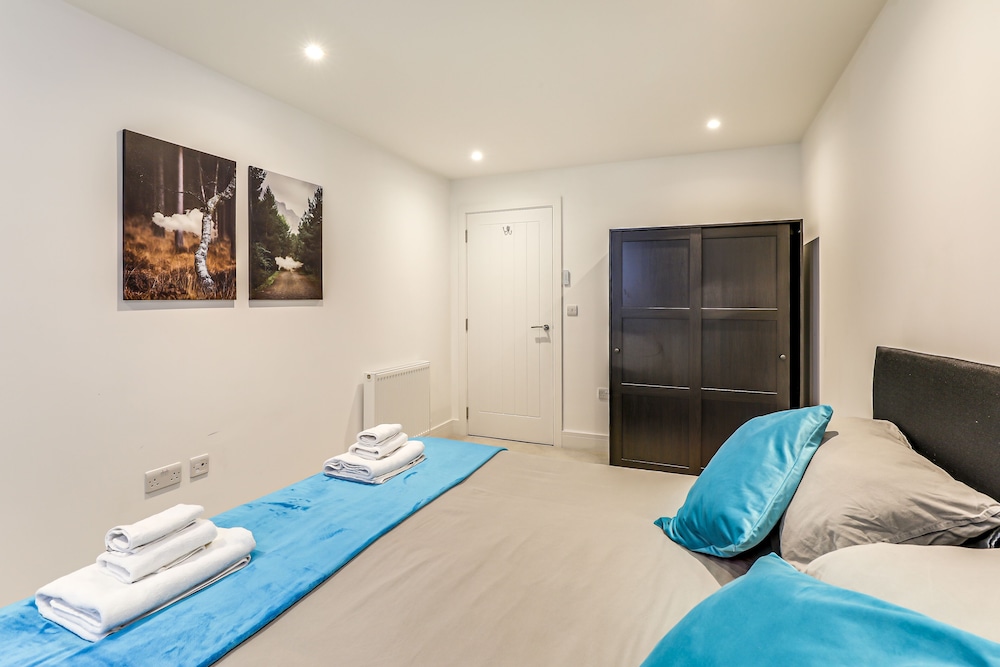Relocators | Contractors - Exceptional Spacious Apartment - Canterbury