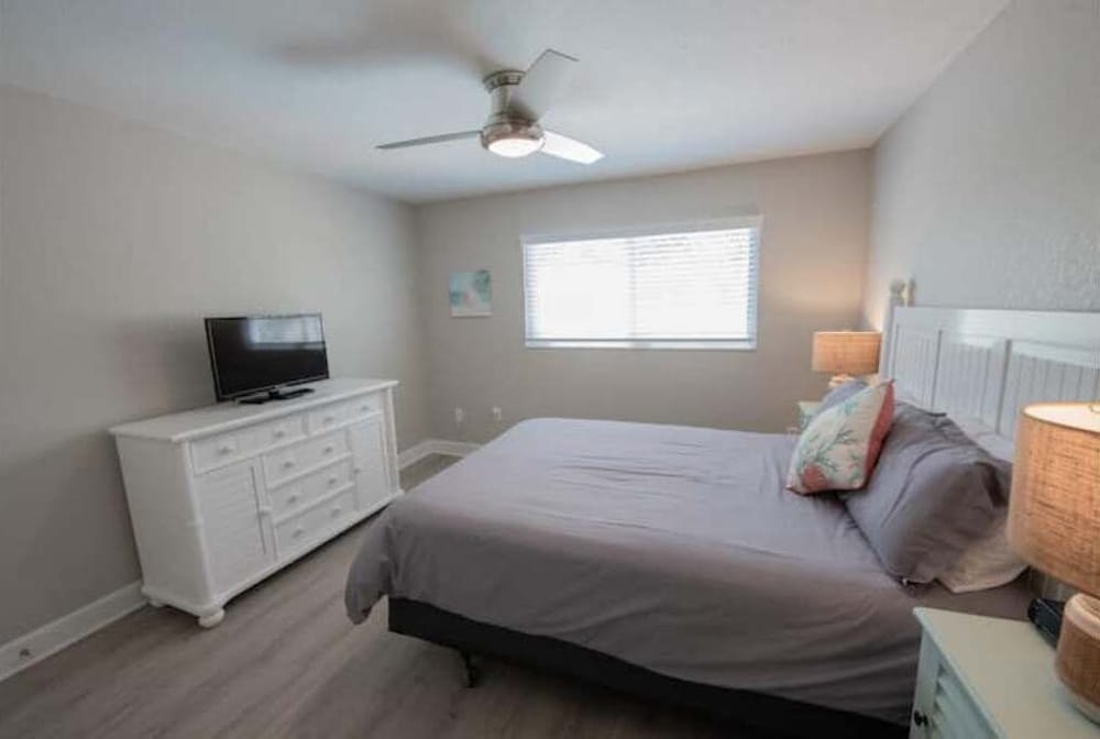 The Waves Of St. Pete Beach Fl-roomy Condo - St. Pete Beach, FL