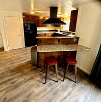 Geladeira grande, micro-ondas, fogão, cooktop