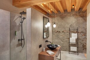 Quarto Duplo Romântico | Casa de banho | Um secador de cabelo 