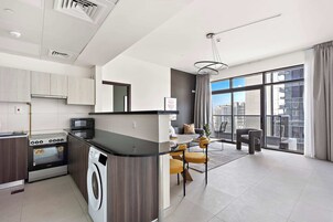 Apartamento Superior, 1 cama king-size, vista para o canal | Cozinha privada | Um frigorífico/congelador grande, um micro-ondas, um forno 