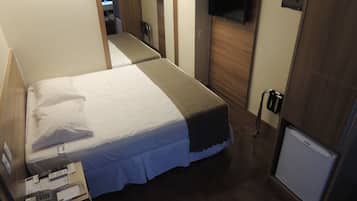 Quarto casal superior | 1 quarto, cofres nos quartos, ferros/tábuas de passar roupa