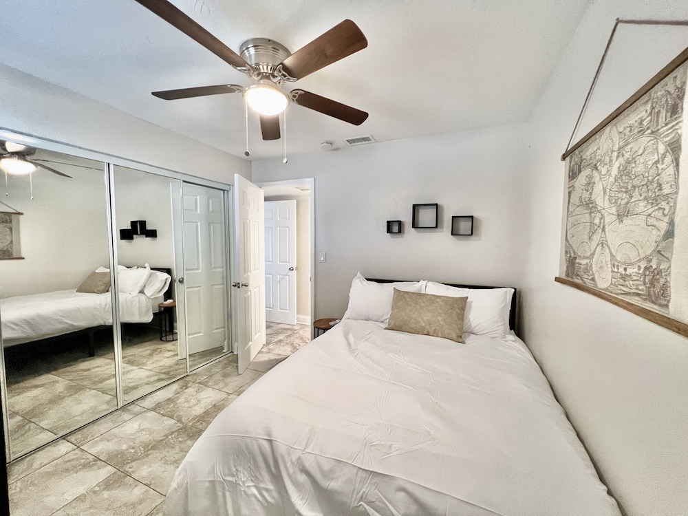 Stylish Apartment Centrally Located Near Beach & Downtown St. Petersburg - 聖彼德斯堡