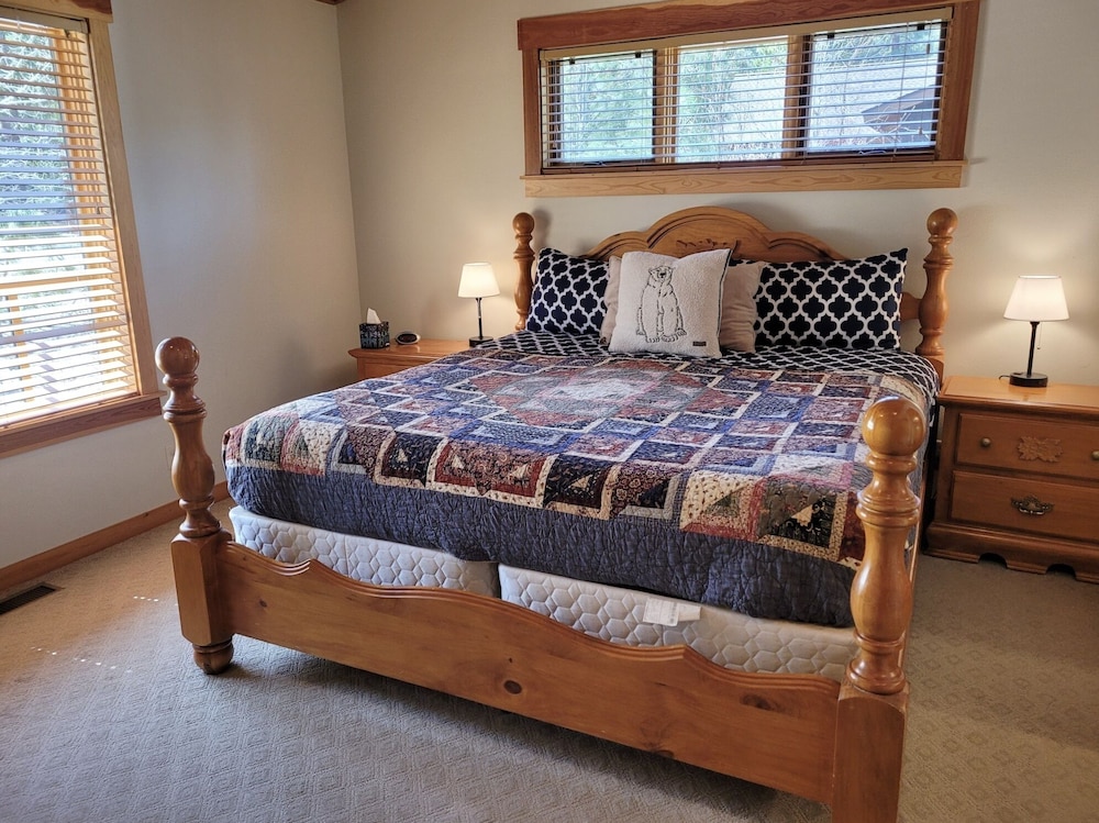 Four Sisters Lodge-4 Bedroom Option, Pet Friendly and on the Ski Trail ...