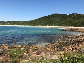 Na praia, praia de areia branca 