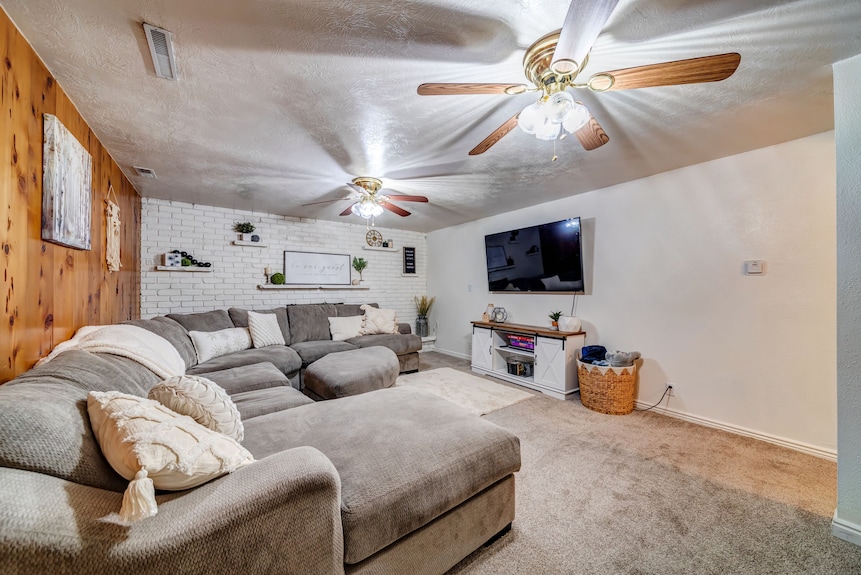 Orem Lower Level Apartment W/ Hot Tub Access! 6 Minutes To Provo Canyon - Orem, UT