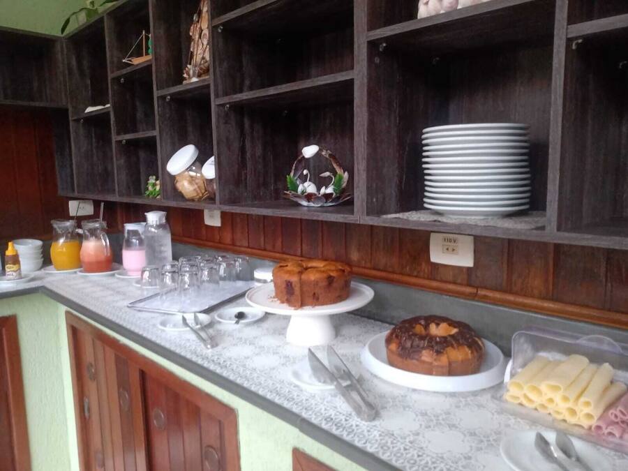 Um buffet de café da manhã com diversos alimentos e bebidas.