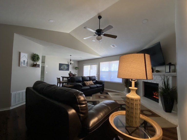 3 Bedrooms 2 Baths, Hot Tub, Close To U Of A, Great Dog Park, And Bike Trails - Fayetteville, AR