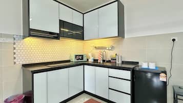 Apartamento conforto, 1 quarto, para não fumantes, vista para o mar | Cozinha privada | Geladeira, micro-ondas, talheres/pratos/utensílios de cozinha