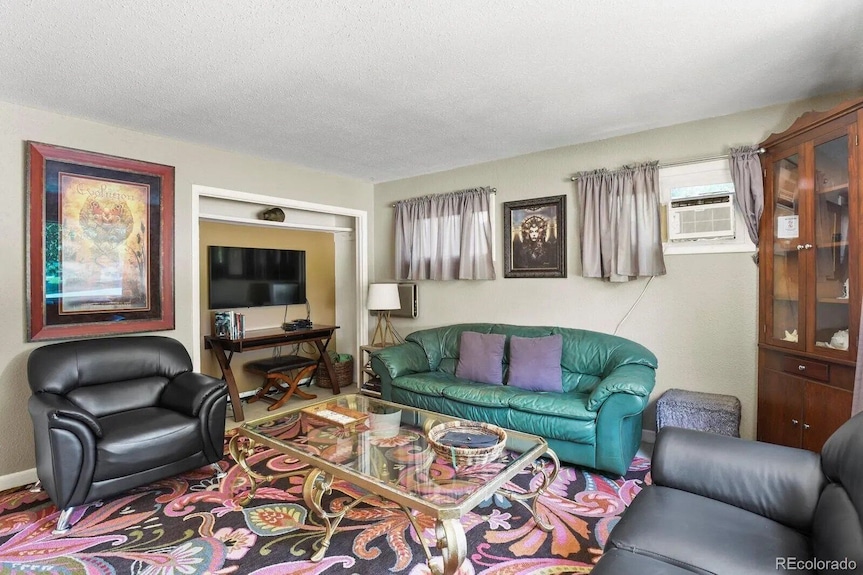 Tons Of Trails! Red Rocks Close! Huge Patio Area For Relaxation And Entertaining - Littleton, CO