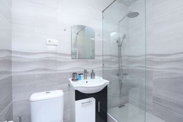 Apartamento Económico | Casa de banho | Um polibã, um secador de cabelo, chinelos, toalhas fornecidas