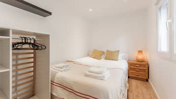 Apartamento família | Edredons de pluma, escrivaninha, cortinas blackout