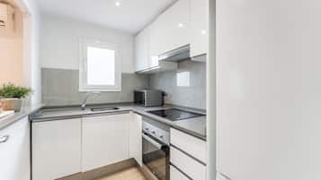 Apartamento família | Cozinha privada | Geladeira grande, micro-ondas, fogão, cooktop