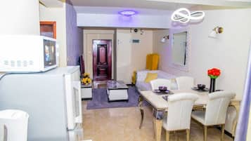 Apartamento Empresarial | Sala de estar | Smart TV de 24 polegadas com canais via satélite