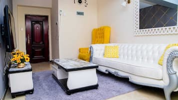 Apartamento Empresarial | Sala de estar | Smart TV de 24 polegadas com canais via satélite