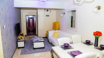 Apartamento Empresarial | Sala de estar | Smart TV de 24 polegadas com canais via satélite