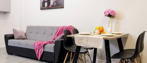 Apartamento básico | Área de estar | TV de tela plana