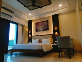 Quarto de Luxo | Roupa de alta qualidade, cofre com capacidade para portátil 