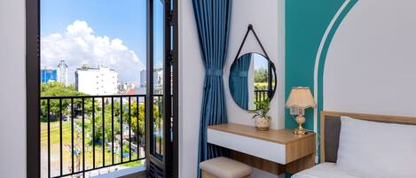 Quarto casal panorâmico | Roupas de cama premium, camas Select Comfort, frigobar, escrivaninha