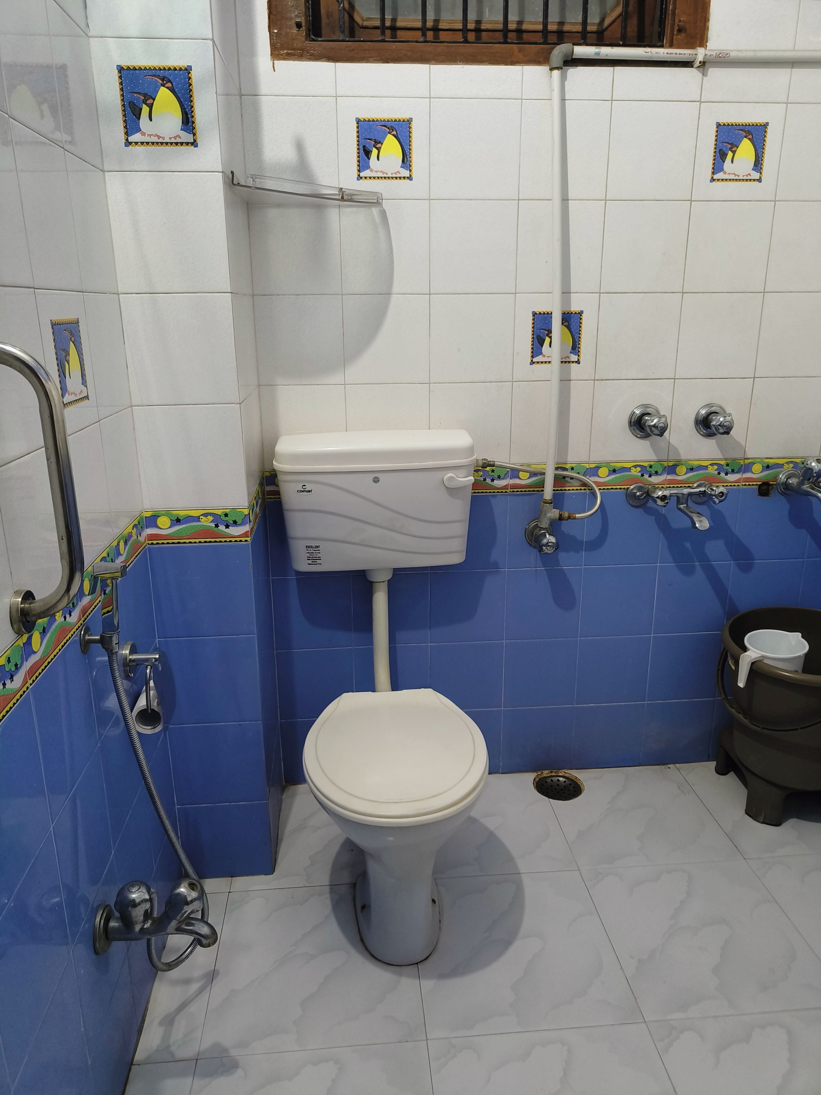 Um banheiro com vaso sanitário, chuveiro e bidê.