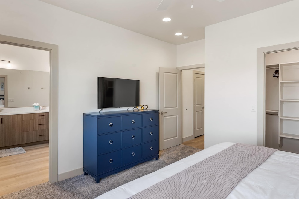 Swede Escape: 3 bedroom, pool, and pickleball. Great location. - Santa ...